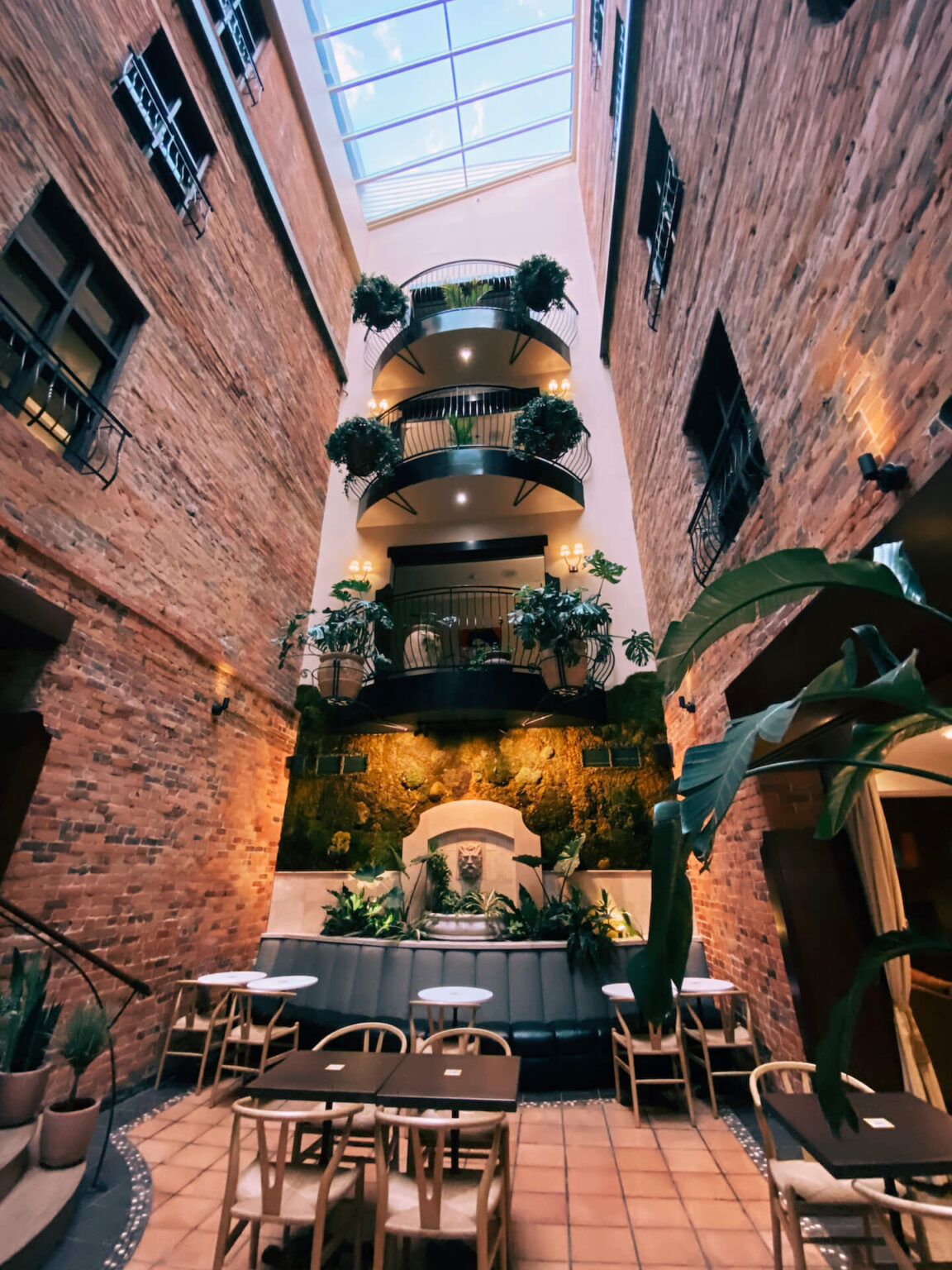 NELLi Café + Vin Nature, le petit nouveau au coeur de l'hôtel Nelligan ...